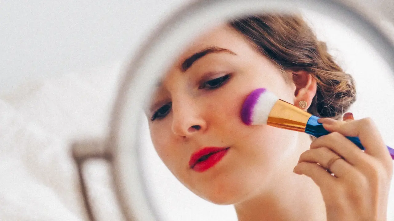 14 Cara Make Up Wajah Natural dan Tahan Lama bagi Pemula, Ikuti ...