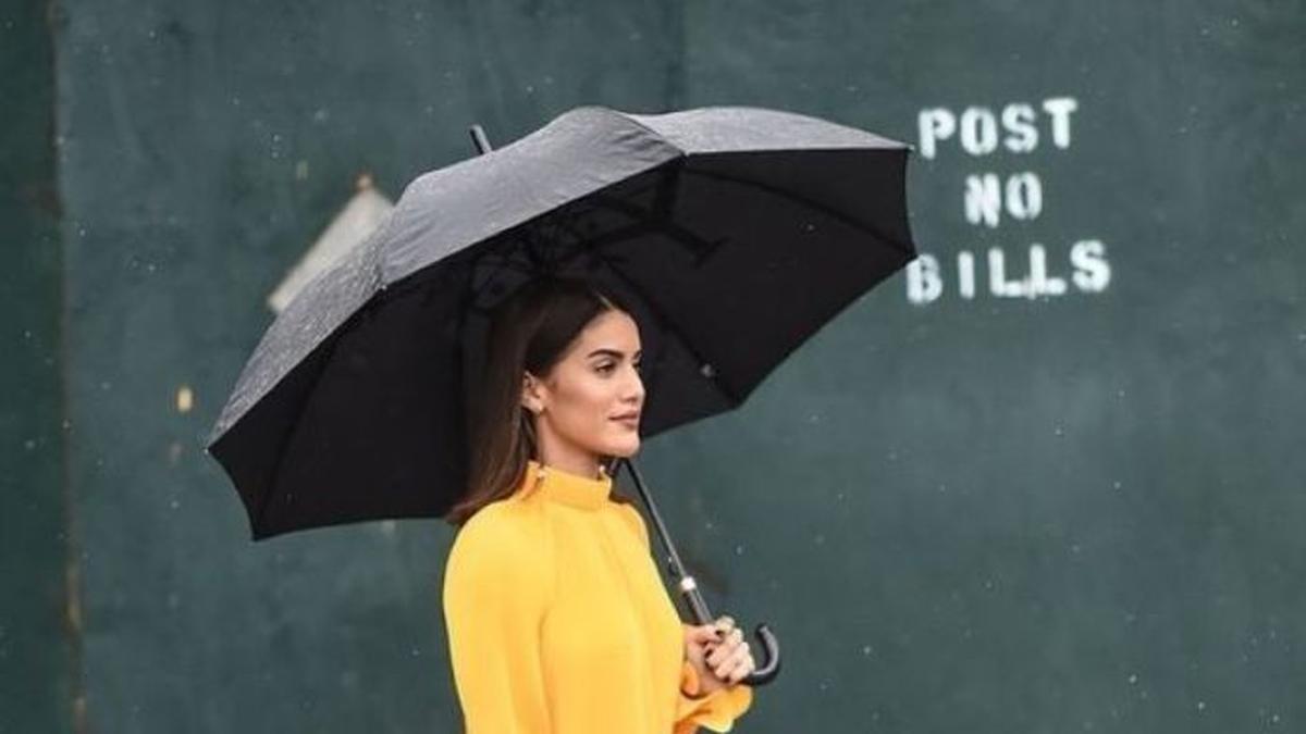 Pakai Warna Kuning Bikin Penampilan Menarik Dalam Sekejap - Fashion ...