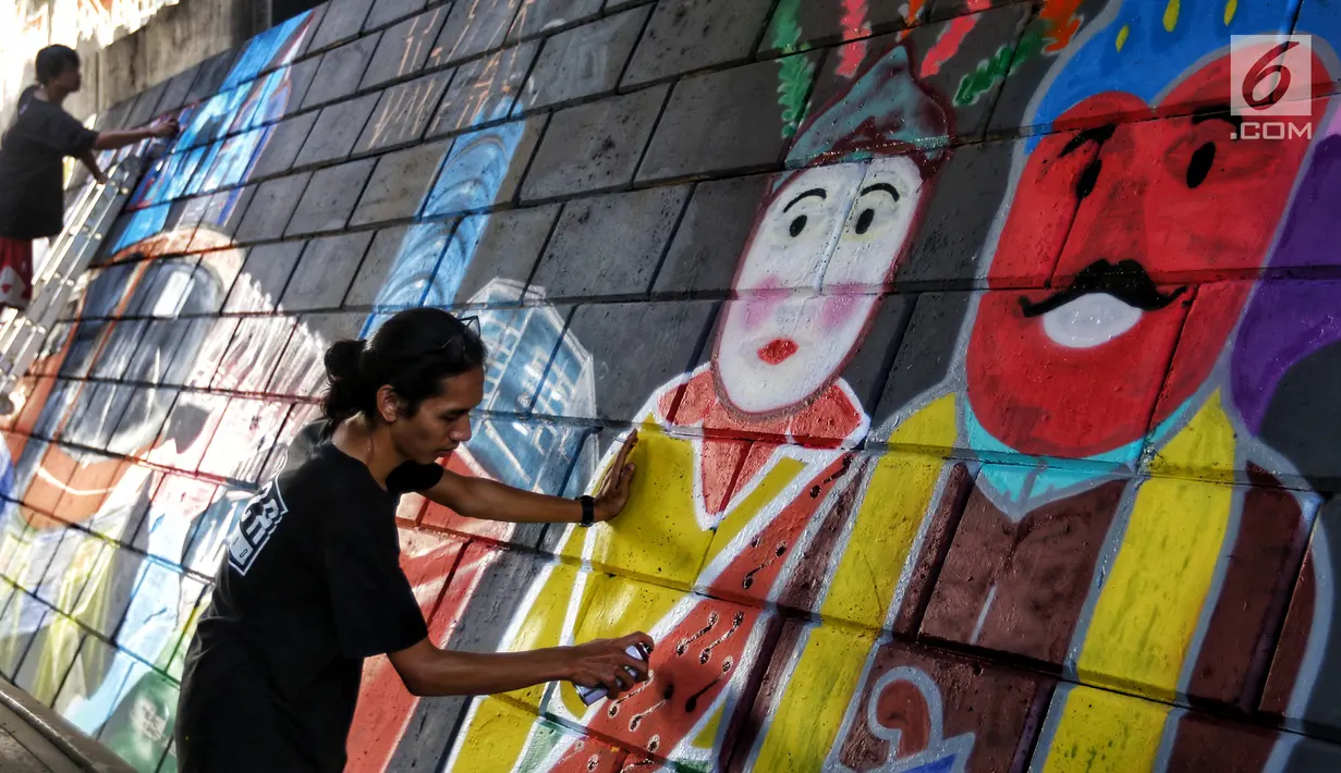 FOTO: Intip Pembuatan Mural dan Gravity di Kolong Tol - Foto Liputan6.com