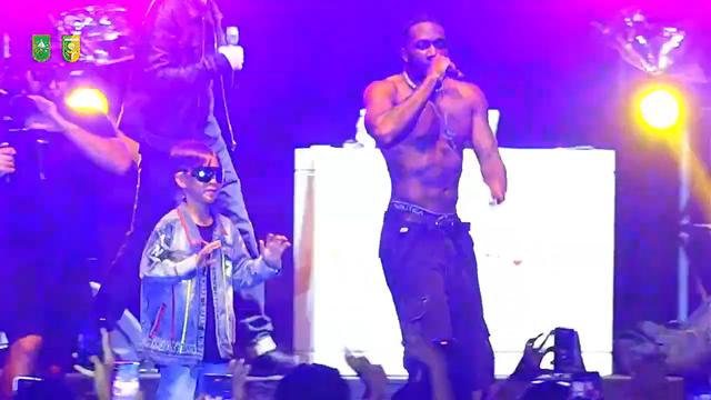 Aksi Rapper Melly Mike Buka Baju di Panggung Malam Penutupan Festival ...