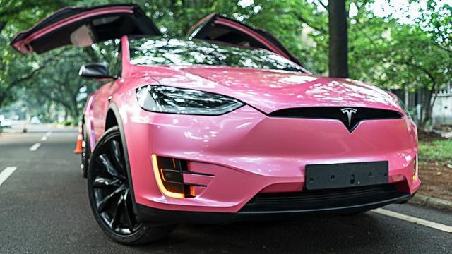 Kumpulan Potret Mobil Listrik Tesla Pink Milik Atta dan Aurel untuk ...