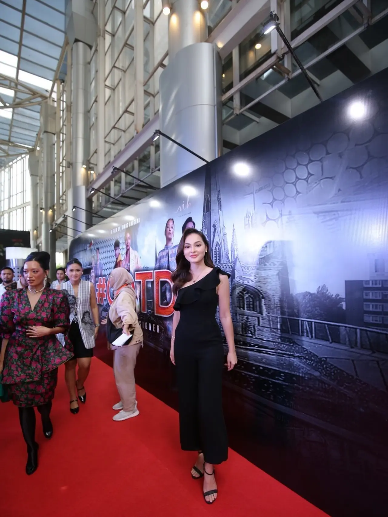 Intip Outfit Dimas Anggara dan Para Pemeran Film #OOTD di Red Carpet ...