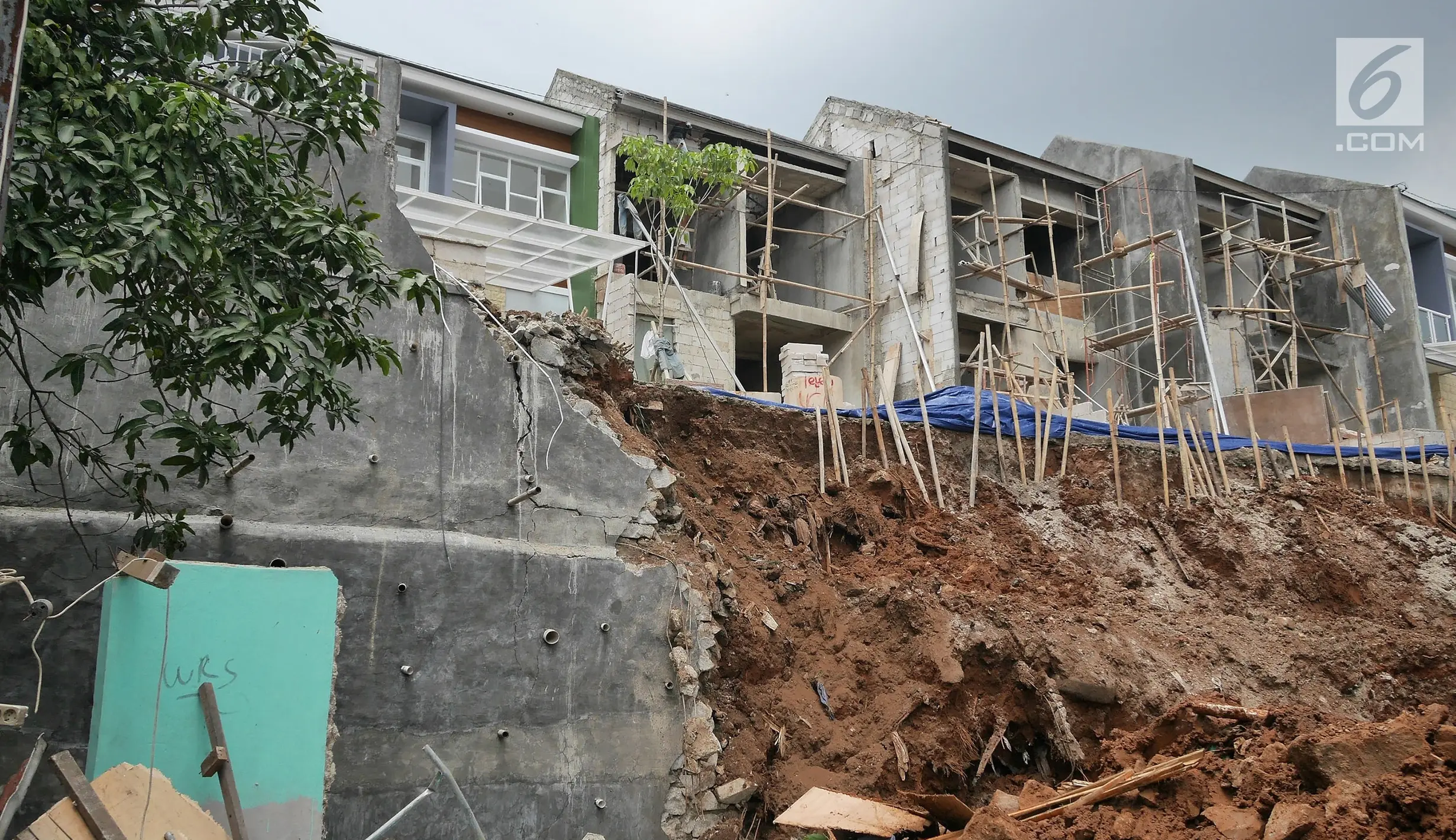 FOTO: Turap Setinggi 20 Meter di Kali Jantung Depok Ambrol - Foto ...