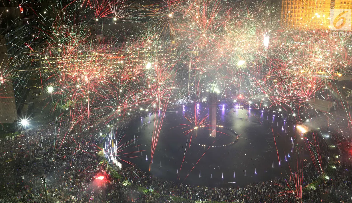 FOTO: Sambut Tahun Baru, Bundaran HI Jakarta Dihujani Kembang Api ...