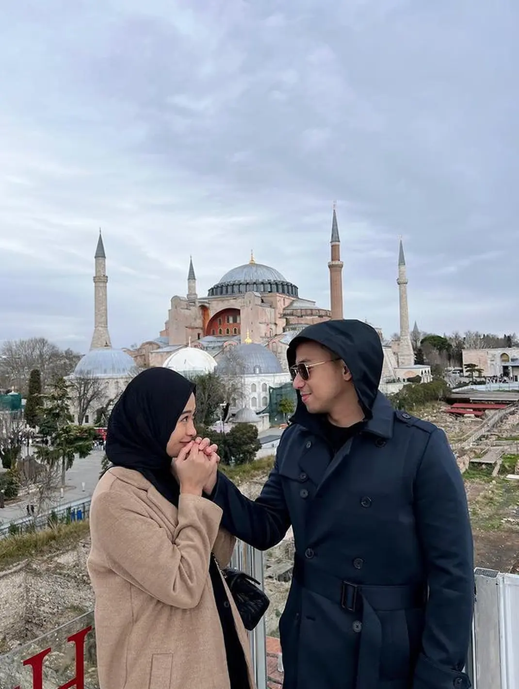 10 Tahun Menikah, Potret Kemesraan Poppy Bunga dan Suami Liburan Berdua ...