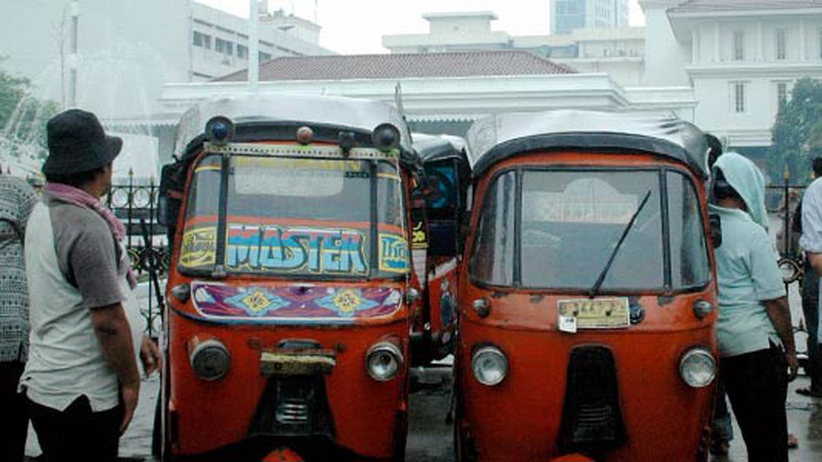 Tolak Lelang, Sopir Bajaj Merah Asapi Kantor Jokowi - Video Liputan6.com