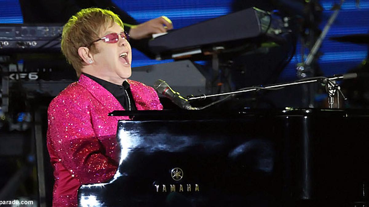 Elton John Jadi Fans Vokalis Queens of the Stone Age