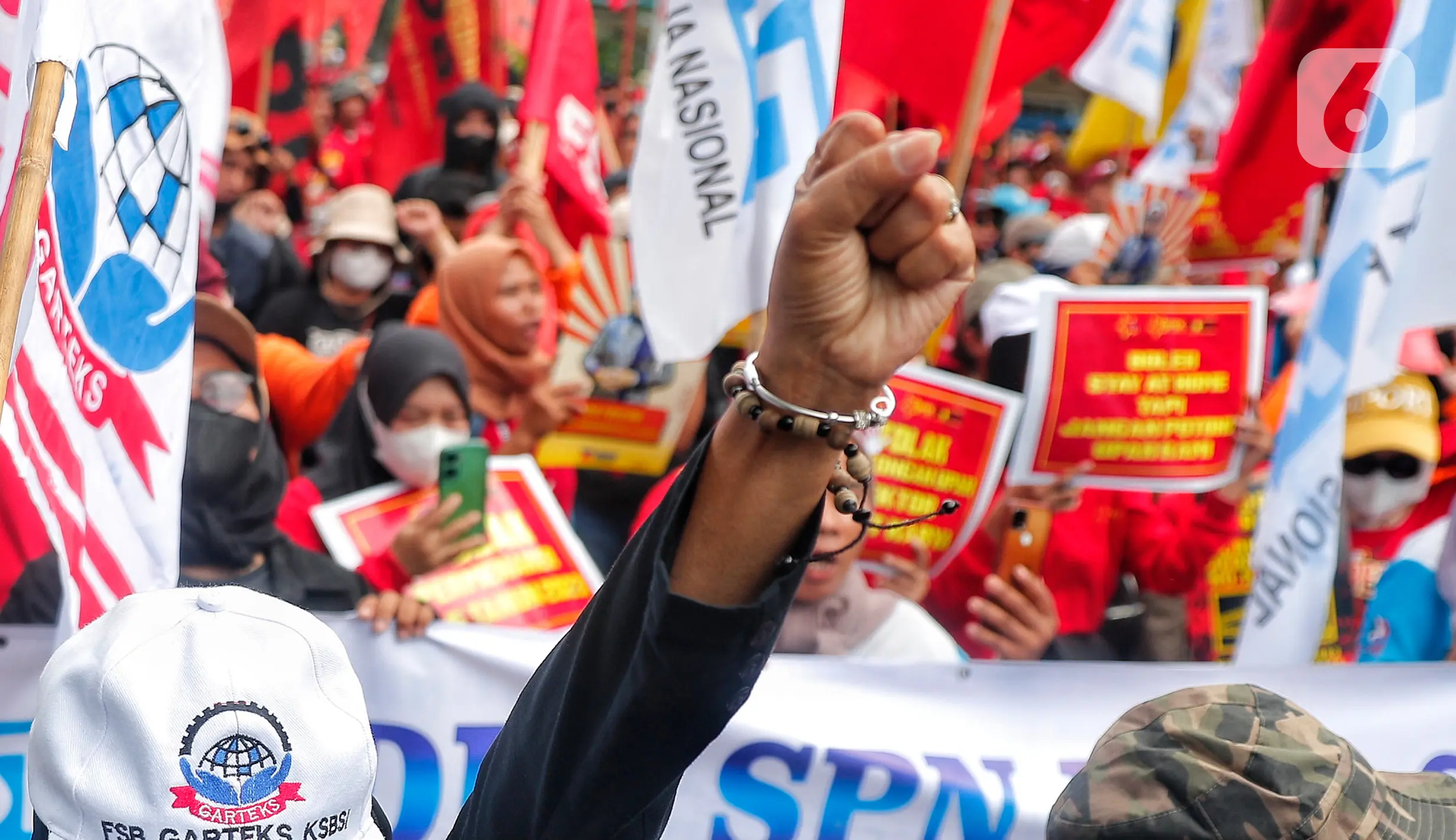 Buruh Geruduk Kemnaker Tolak Aturan Potong Upah 25 Persen - Foto Liputan6.com