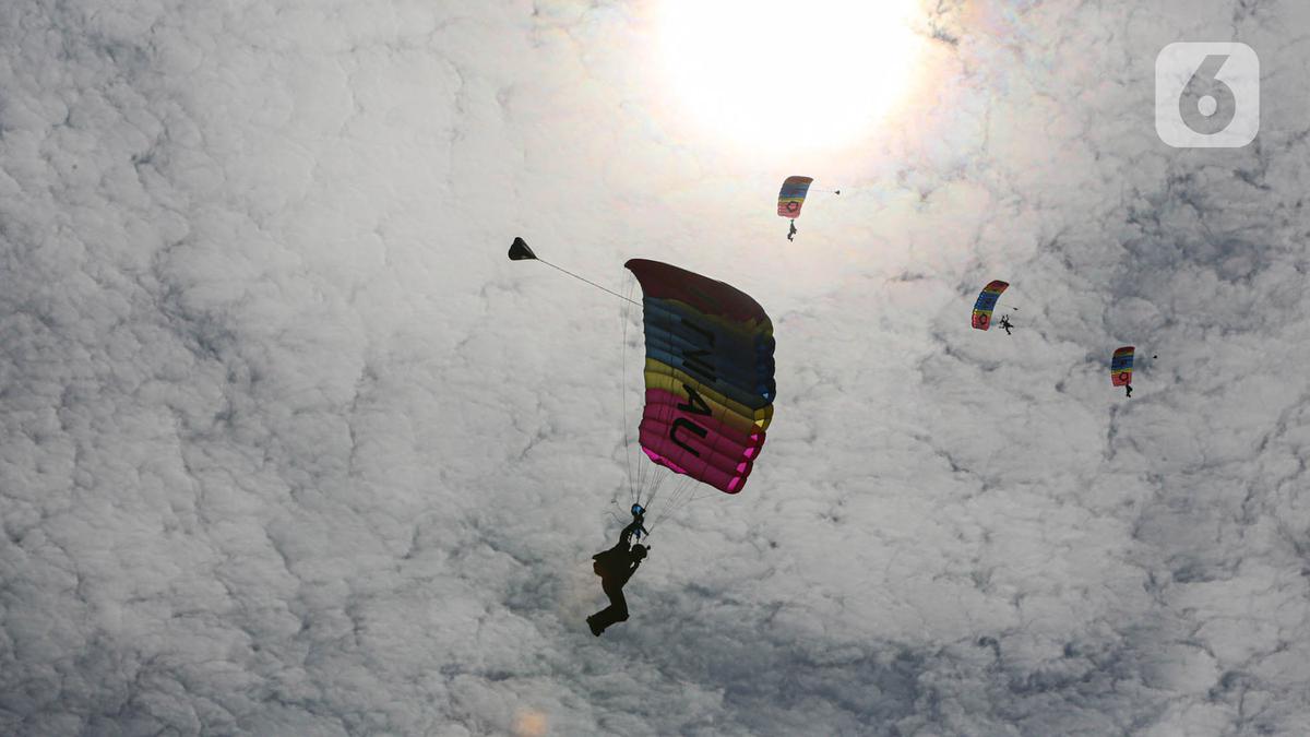 Penyebab Penerjun Payung TNI AU Berputar di Udara hingga Mendarat di ...
