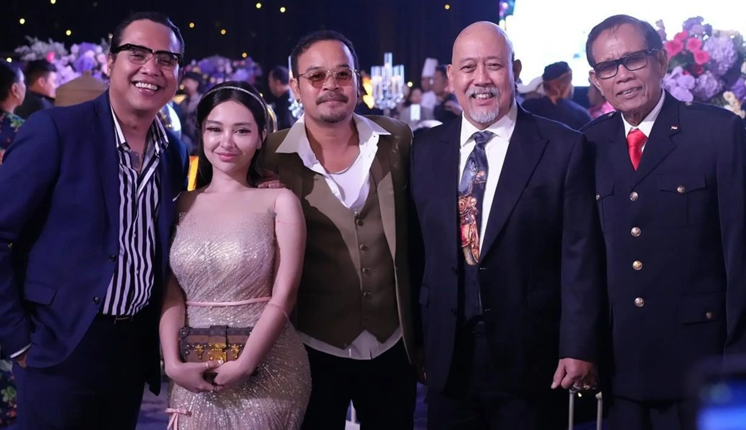 Potret Gofar Hilman Kondangan Gandeng Cupi Cupita ke Pernikahan Rizky Febian - Foto Liputan6.com