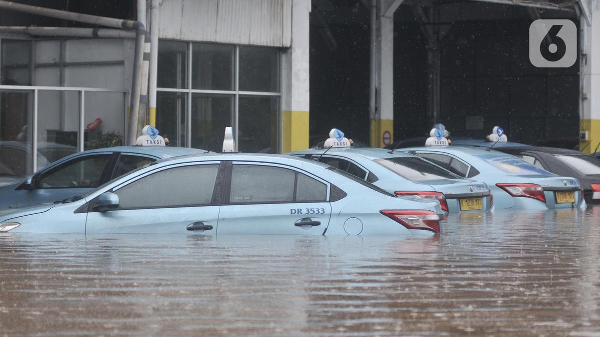 Pul Taksi Terendam Banjir, Manajemen Blue Bird Fokus Evakuasi dan Data ...