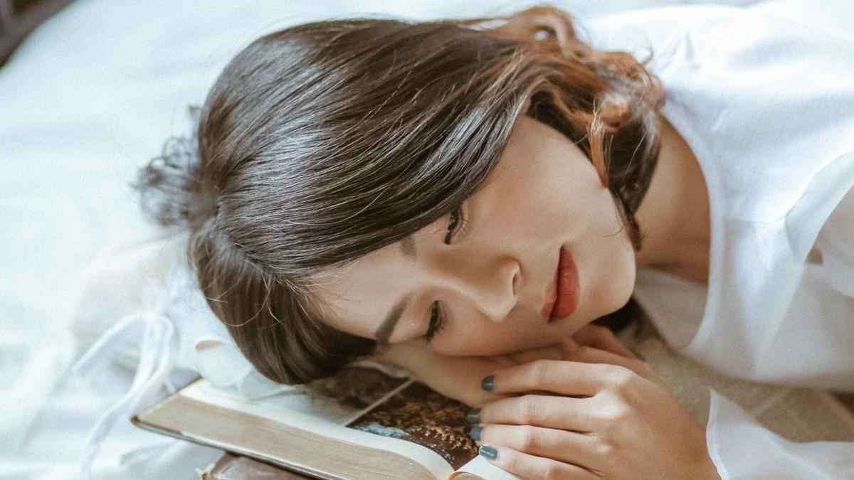 7 Tanda Orang Punya Banyak Teman tapi Hidupnya Kesepian - Lifestyle ...