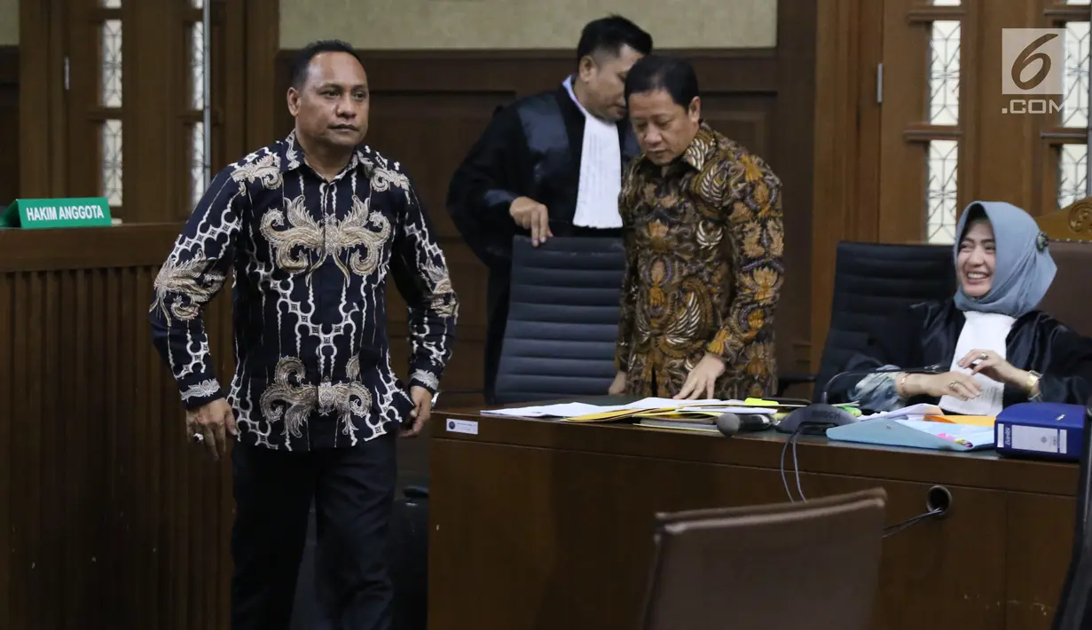 FOTO: Mantan Bupati dan Ketua DPRD Sula Jalani Sidang Dugaan Korupsi ...