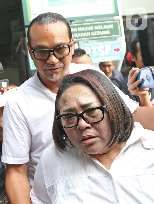 FOTO: Tangis Nunung Saat Divonis 1 Tahun 6 Bulan Penjara - Foto Liputan6.com