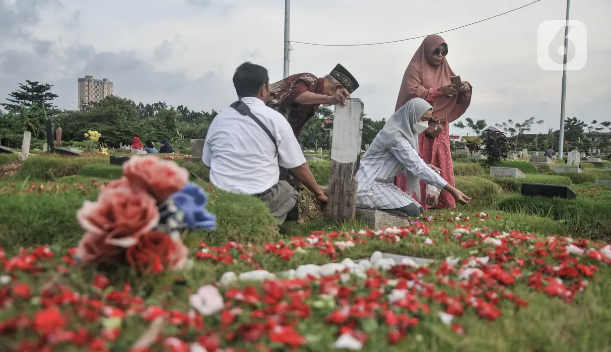 Ziarah Kubur Jelang Ramadhan di TPU Rorotan - Foto Liputan6.com