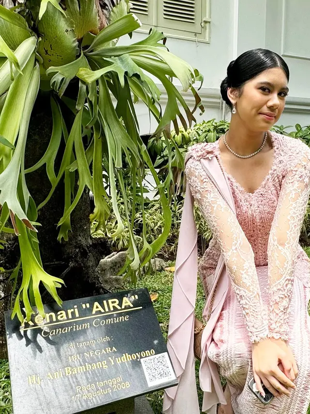 6 Potret Almira Yudhoyono Tengok Pohon 'Kenari Aira' di Istana, Ditanam ...