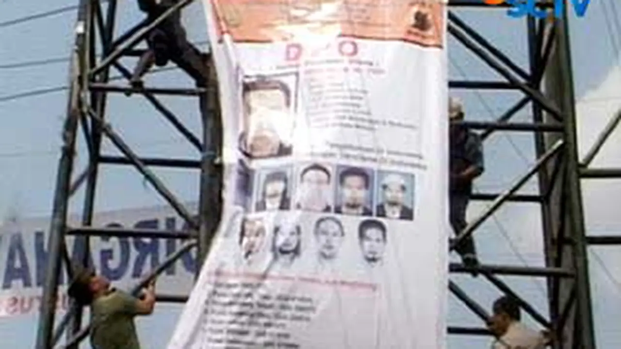 Polisi Pasang Baliho Besar Bergambar Noordin - News Liputan6.com