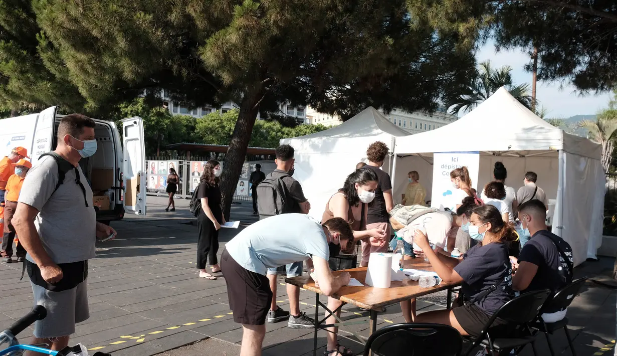 FOTO: Menengok Warga Prancis Tes Penapisan COVID-19 - Foto Liputan6.com