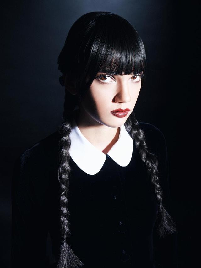 6 Gaya Haico Van Der Veken Photoshoot Ala Wednesday Addams, Penampilan ...