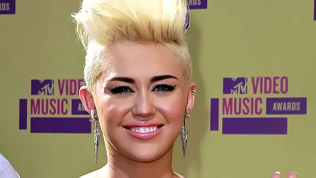 Ulang Tahun Ke-20, Miley Cyrus Terharu oleh Aksi Fansnya - ShowBiz ...