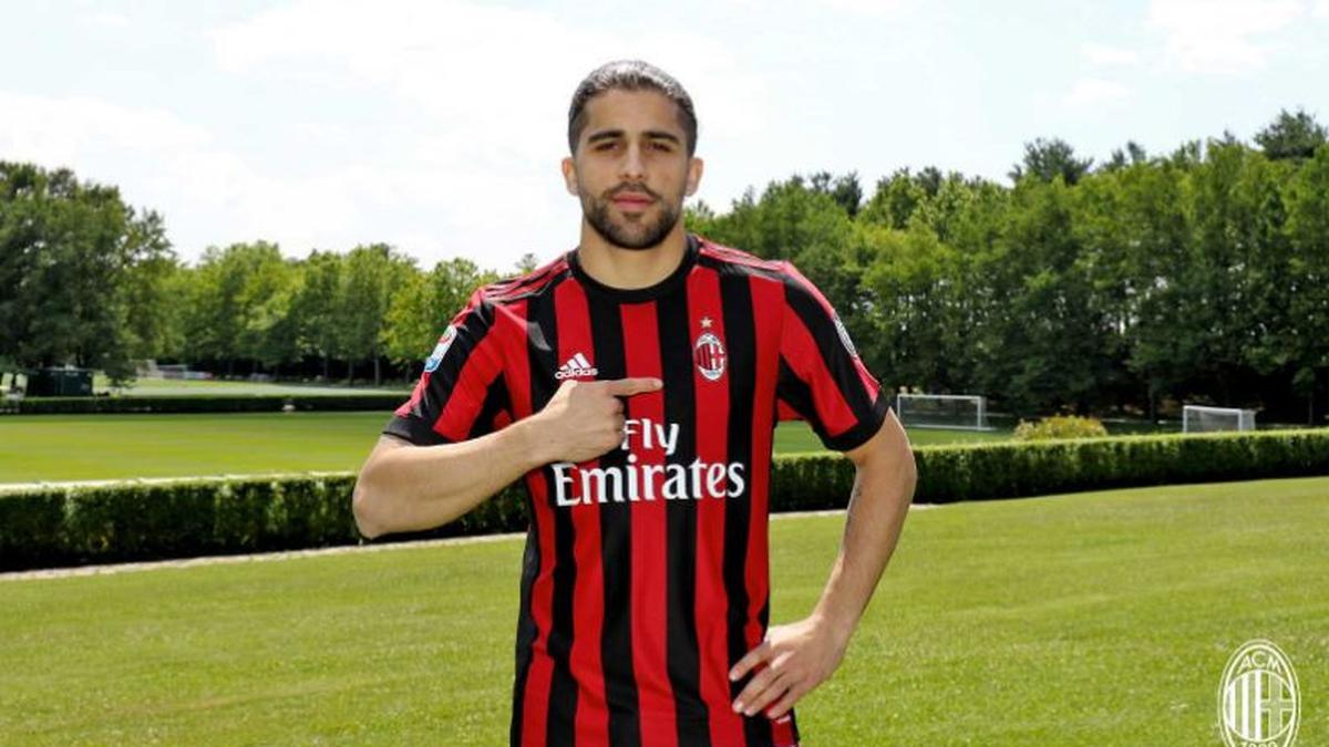 Bek Incaran MU Resmi Gabung AC Milan