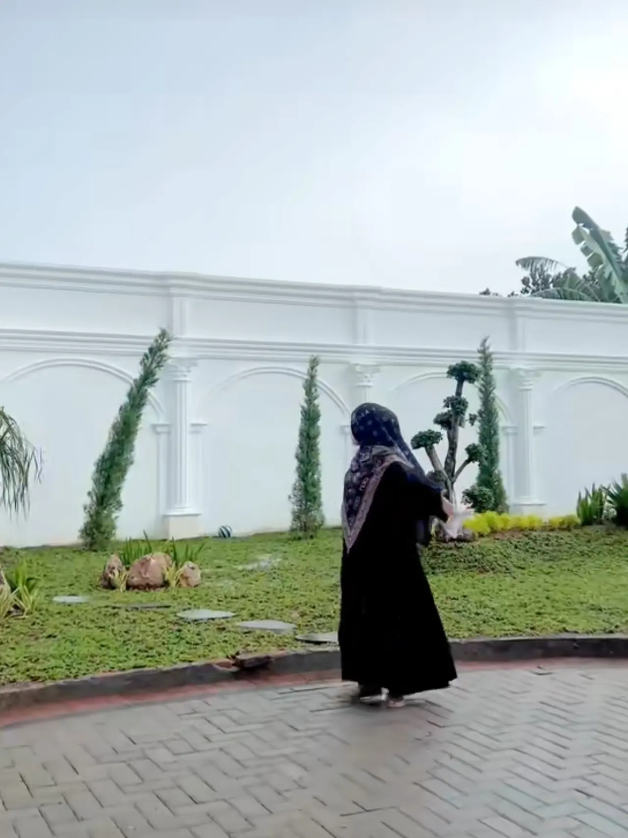 10 Potret Rumah Angel Tacik Viral Bak Istana di Tengah Kampung, Mepet ...