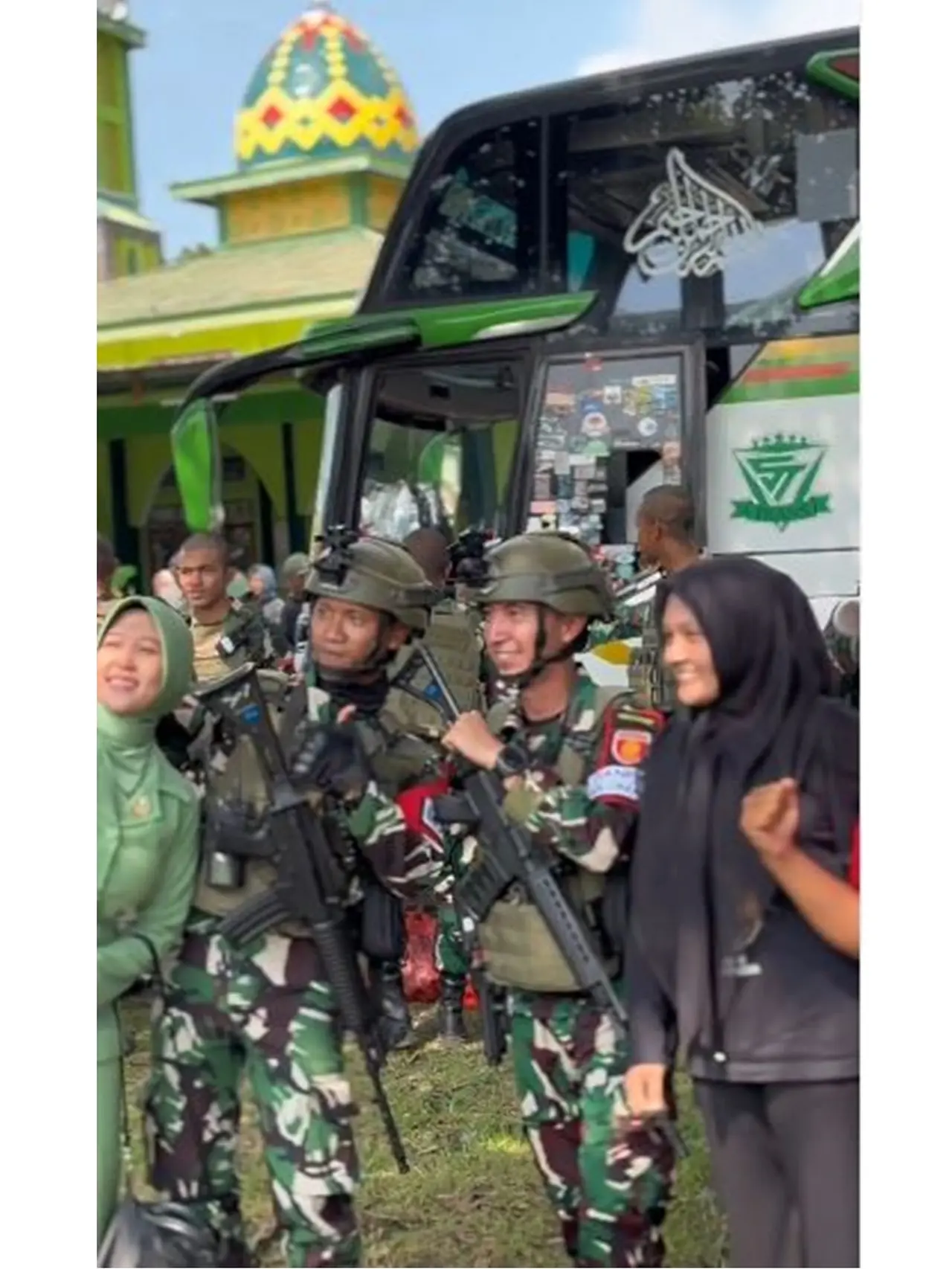 6 Potret Lettu Fardhana Diserbu Emak-Emak Minta Foto Bareng, Mendadak Banyak Fans - Hot Liputan6.com