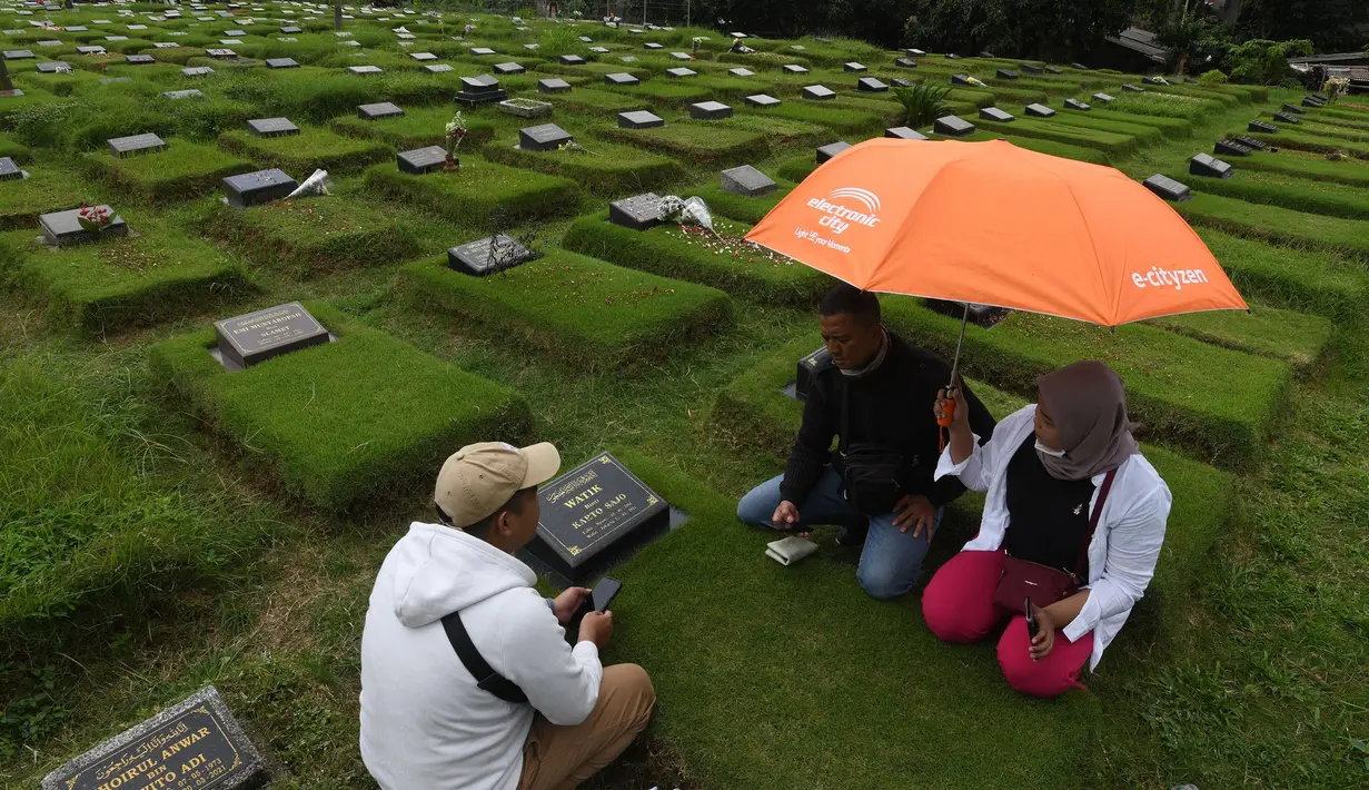 Melihat Tradisi Ziarah Makam Keluarga saat Hari Raya Idul Fitri - Foto ...