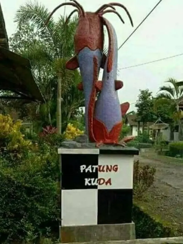 6 Patung di Desa Ini Absurd Banget, Bentuknya Bikin Enggak Habis Pikir ...