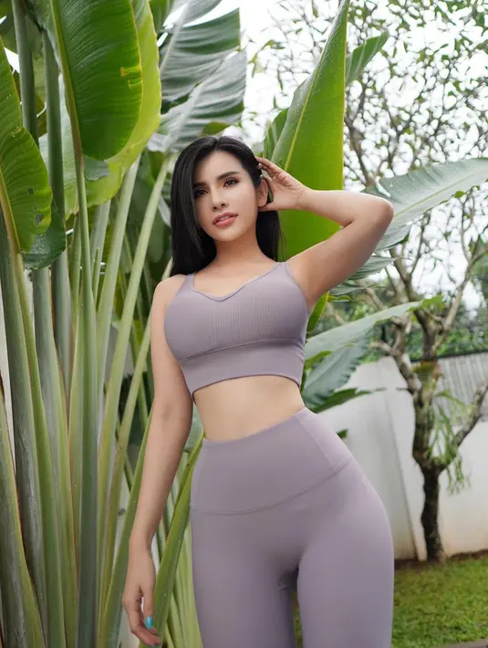 Deretan Foto Seksi Maria Vania dengan Pose Angkat Tangan - Foto Liputan6.com