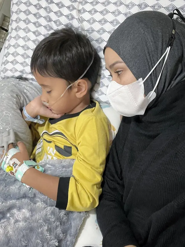 Putra Zaskia Adya Mecca Kena Pneumonia, Saturasi Oksigen Drop 86 hingga Dilarikan ke Rumah Sakit ...