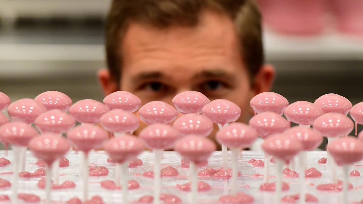 PHOTO: Berwarna Pink, Jenis Cokelat Baru Ini Sukses Mencuri Perhatian