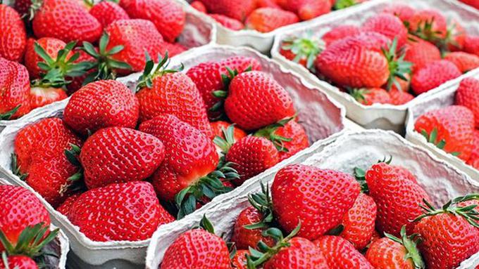 4 Buah Warna Merah Enak dan Kaya Manfaat buat Kesehatan - Beauty Fimela.com