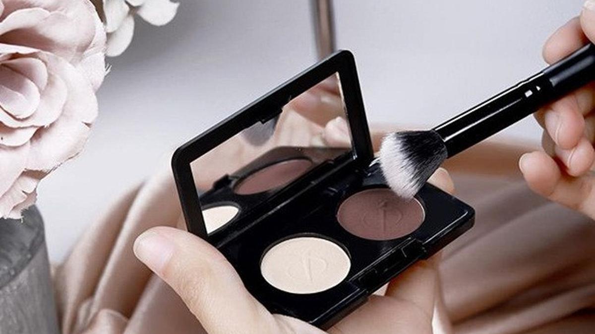 Bikin Glowing, Pakai Highlighter di Bagian Wajah Ini