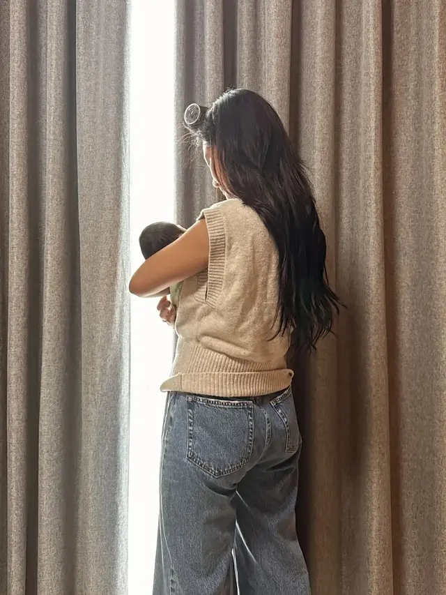 6 Potret Baby Selina Digendong Keluarga, Momen Bahagia Kelahiran Cucu ...