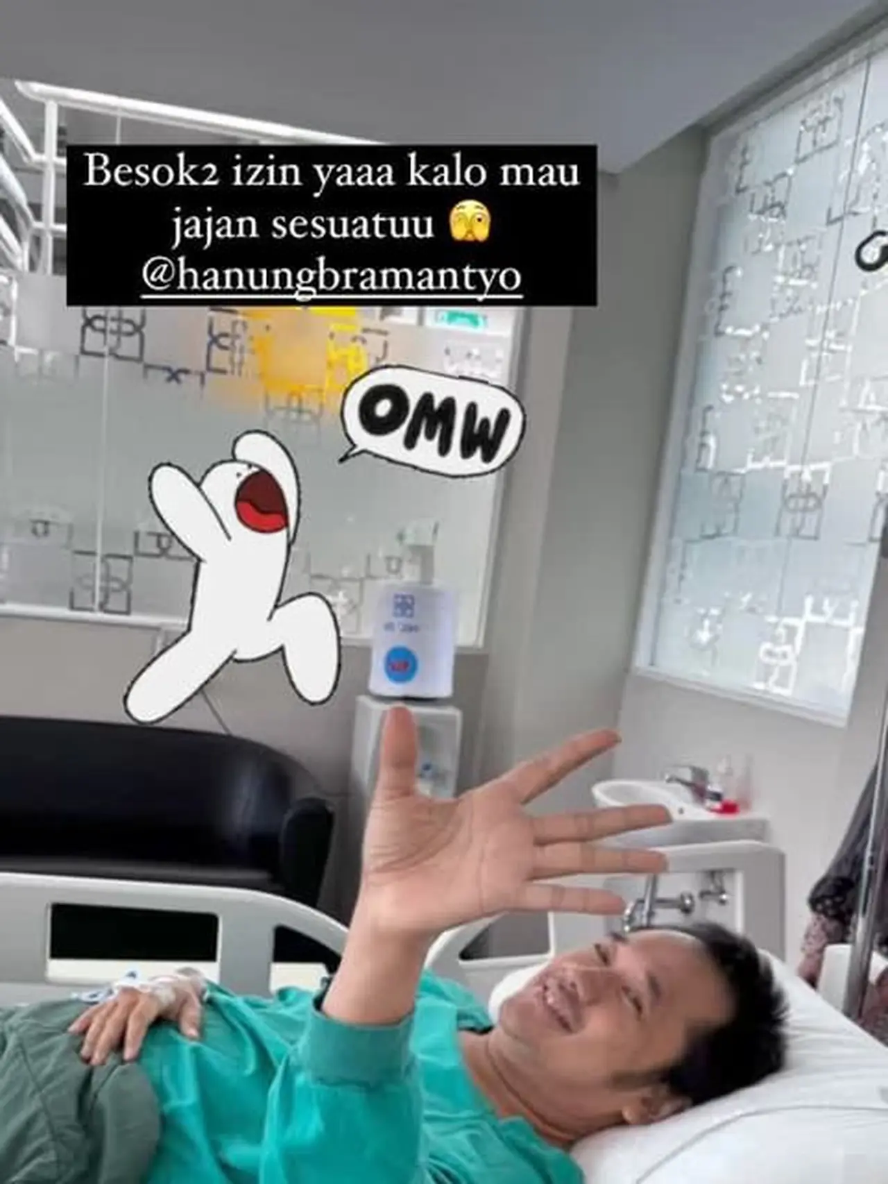 7 Potret Hanung Bramantyo Alami Patah Kaki Usai Tertimpa Motor 220 Kg ...