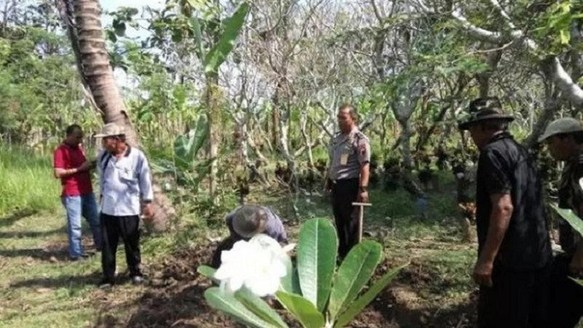Polisi Pemalang Bantu Warga Bongkar Puluhan Makam - Regional Liputan6.com