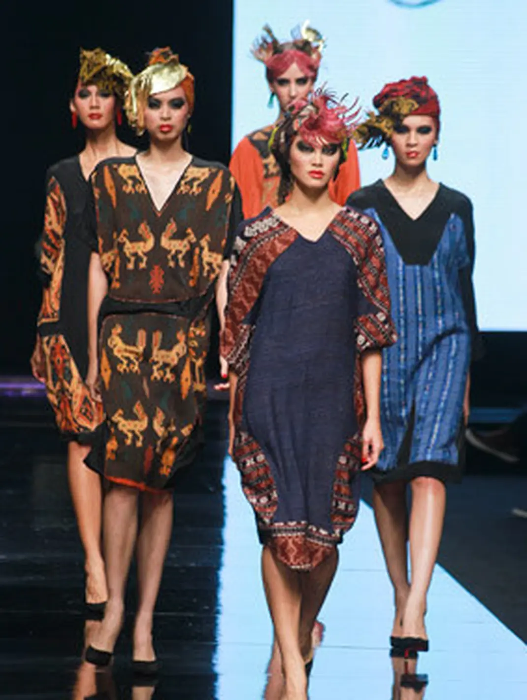 Kain Tenun Olahan Obin, Oscar & Sofie - Photo Fimela.com