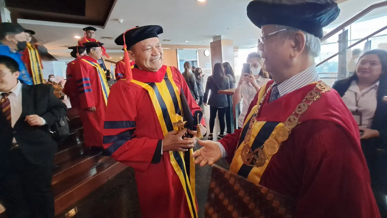 Diwisuda di UPH, Mantan Kabaharkam Polri Ungkap Tantangan Raih Gelar ...