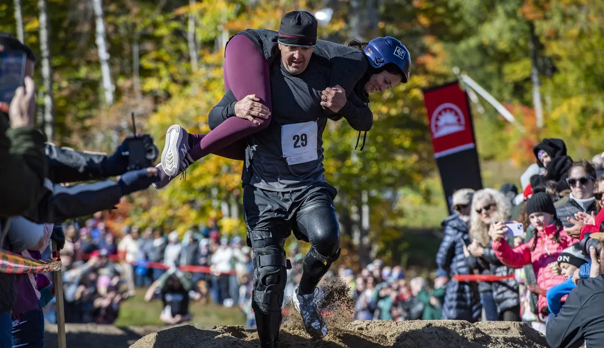Perjuangan Para Suami Bersaing di Kejuaraan Menggendong Istri - Foto ...