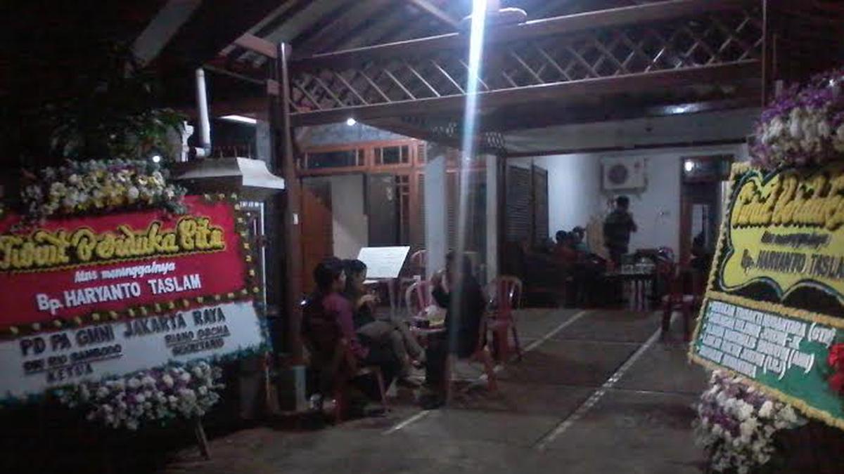 Karangan Bunga Mulai Ramai Menghiasi Rumah Duka Haryanto Taslam - News ...