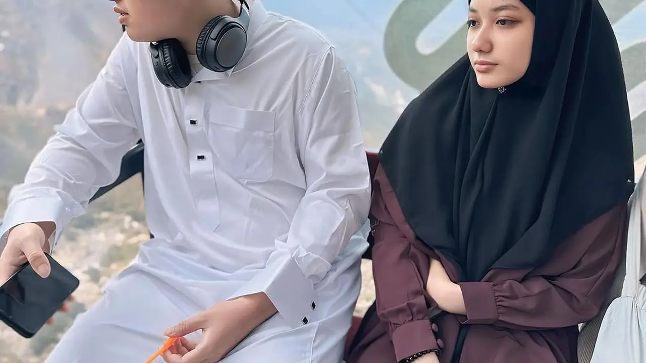 7 Potret Lyra Virna Umrah Ditemani Anak-anak yang Kian Dewasa, Kompak Setiap Saat - Hot Liputan6.com