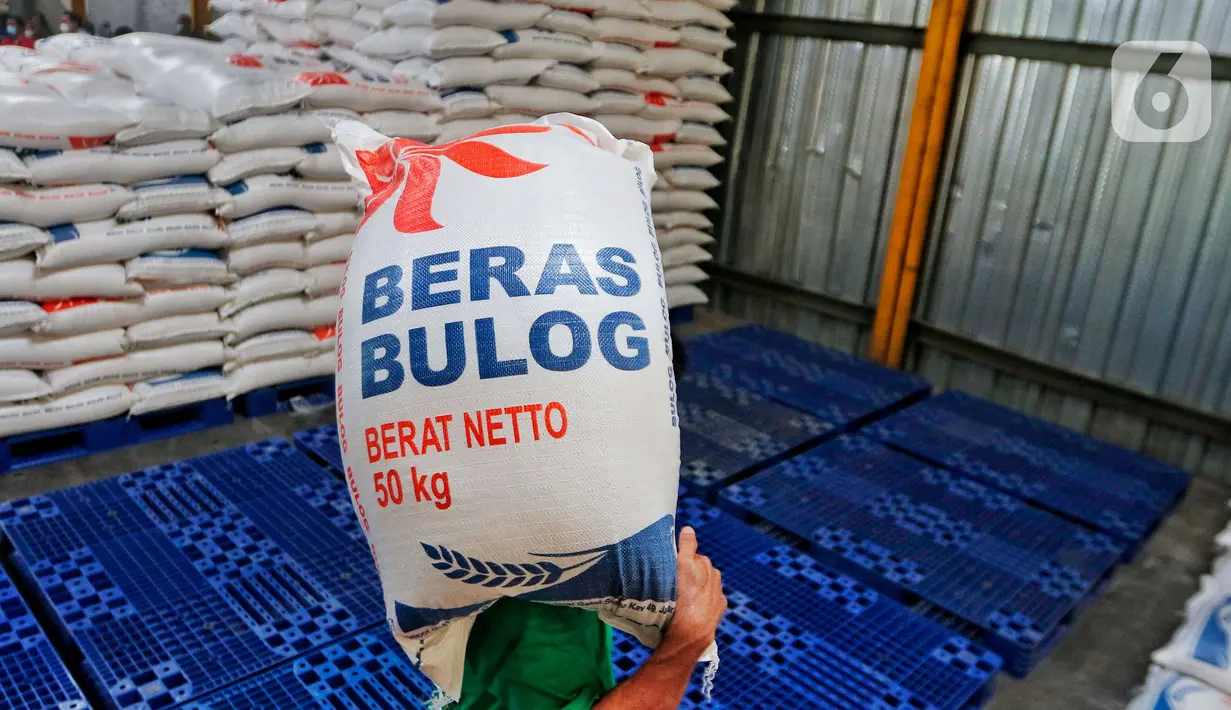 Stabilkan Harga, Bulog Gelontorkan 30 Ribu Ton Beras di Pasar Induk Cipinang - Foto Liputan6.com