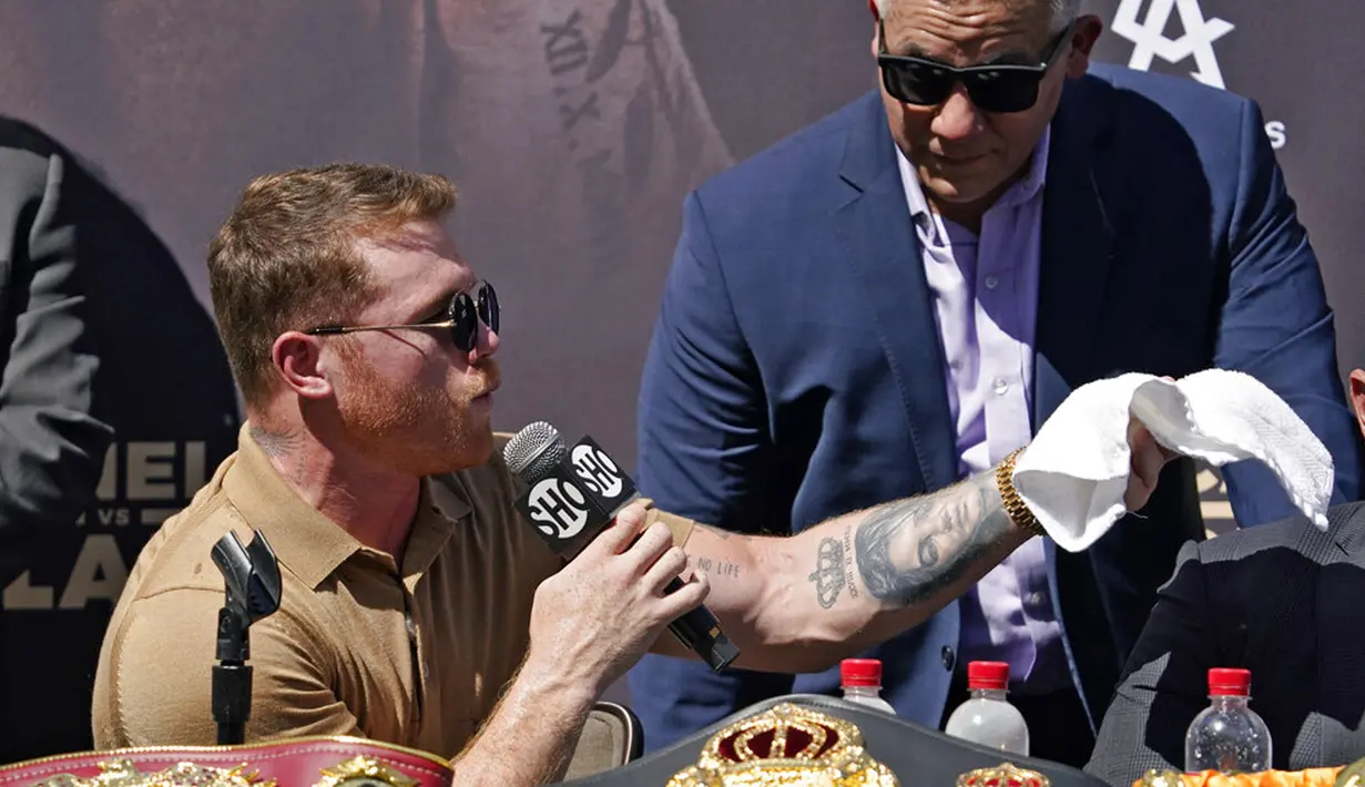 FOTO: Perkelahian Canelo Alvarez dan Caleb Plant Saat Konferensi Pers - Foto Liputan6.com