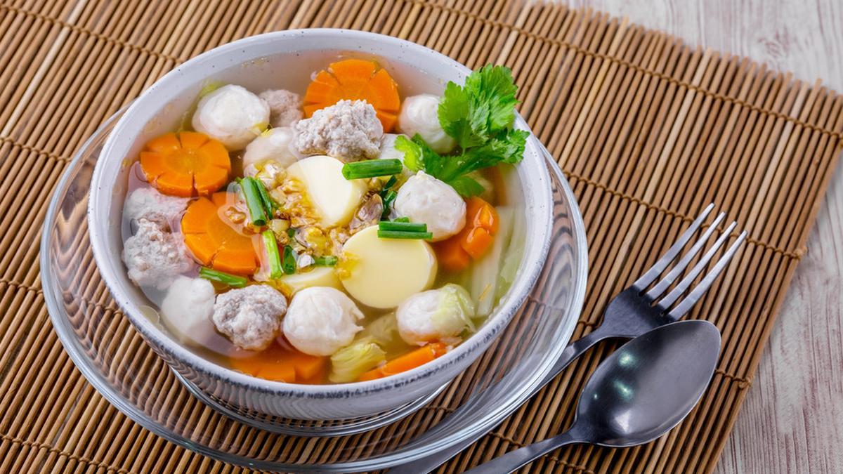 Resep Sayur Sop Bening Bakso Sederhana - Food Fimela.com