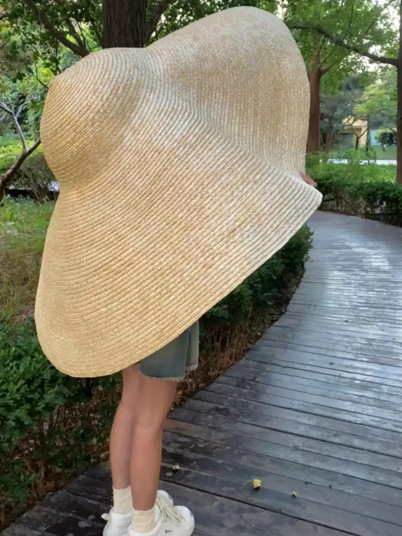 6 Potret Topi Ukuran Jumbo Ini Kocak Banget, Bisa Melindungi Tubuh dari ...