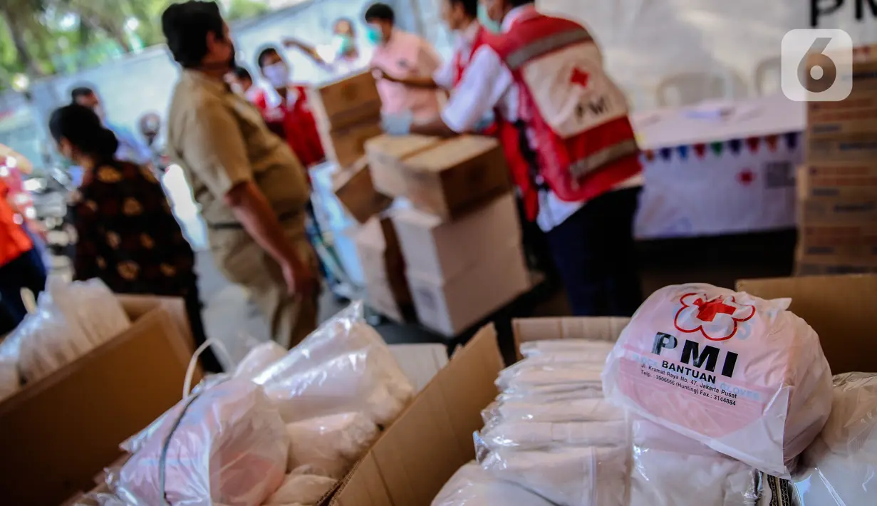 FOTO: PMI DKI Jakarta Berikan Bantuan 1.000 APD untuk Tenaga Medis Covid-19 - Foto Liputan6.com
