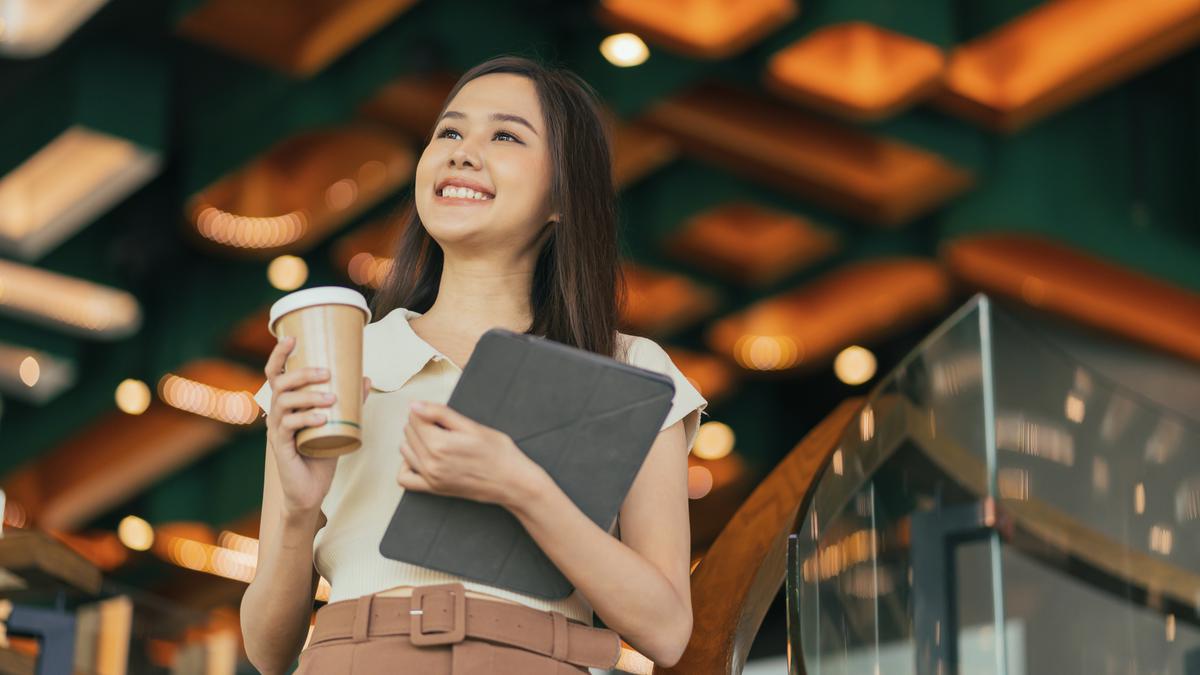 7 Tanda Orang Karismatik yang Punya Penampilan Awet Muda - Lifestyle Fimela.com