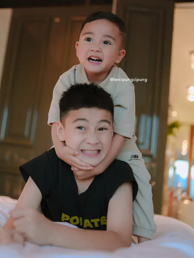 7 Potret Bromance Rafathar dan Rayyanza Main Bareng, Kakak Beradik ...