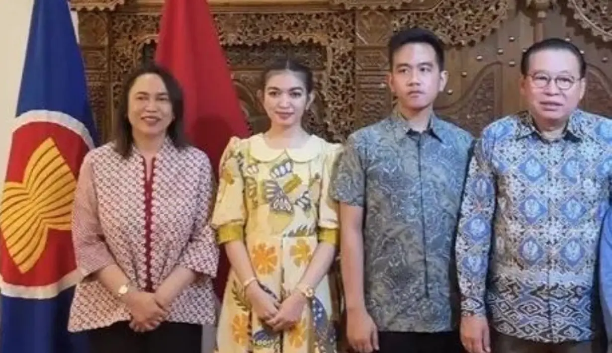 6 Adu Gaya Elegan Istri Pejabat Annisa Pohan dan Selvi Ananda Dibalut Dress Batik - Photo Fimela.com